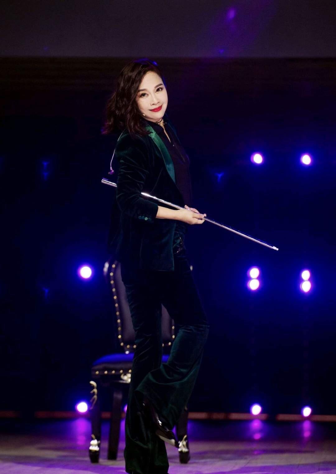 Chen Songling's outfit is really girly!Black jumpsuit with beret, age ...