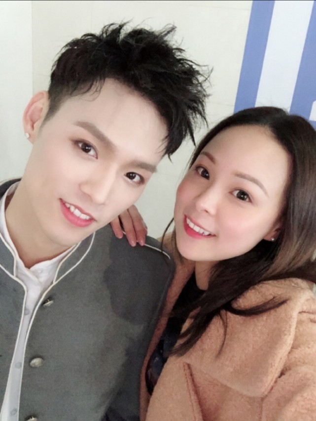 Dong Youlin was exposed to a new relationship, the studio took a photo with his sister to refute ...