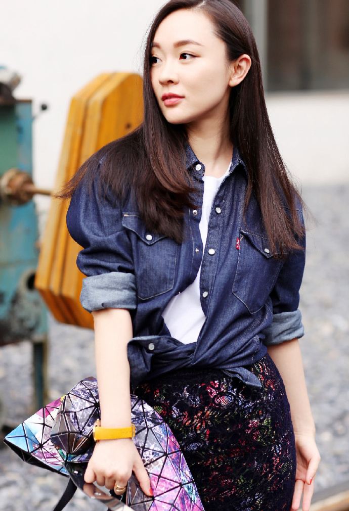 41-year-old Huo Siyan has a hot swimsuit photo, lying on an air bed, showing off her white and ...