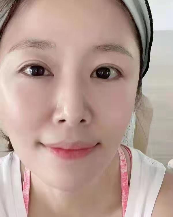 The 45-year-old Ruby Lin took a selfie with her face stunned, her skin ...