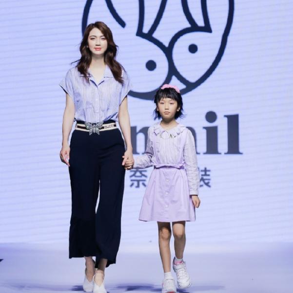 50-year-old Hong Xin is not very old, she has a slender figure, which ...