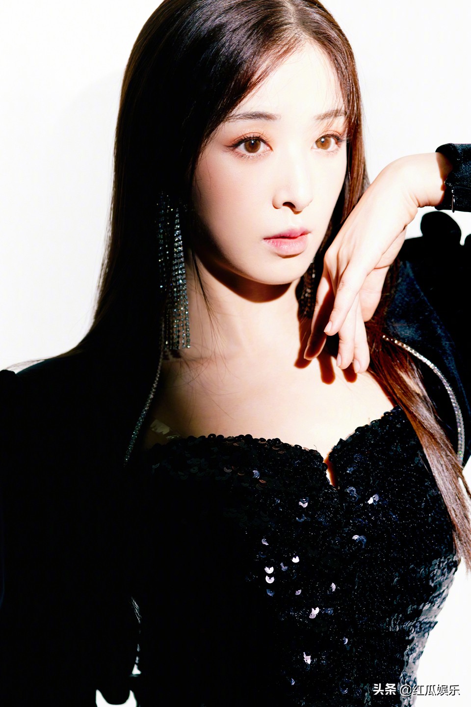 The stage photo of Miss Zhang Hanyun is super beautiful, and her shoes are soaked - iNEWS