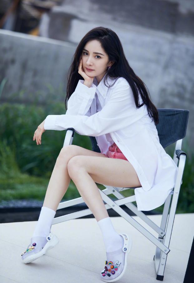 Yang Mi's clothes are too individual, so he wears cream socks with hole ...