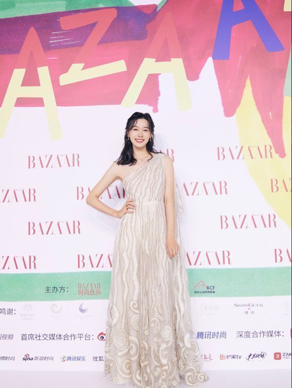 Baby Sun Yiwen in the same frame?The height and temperament are both ...