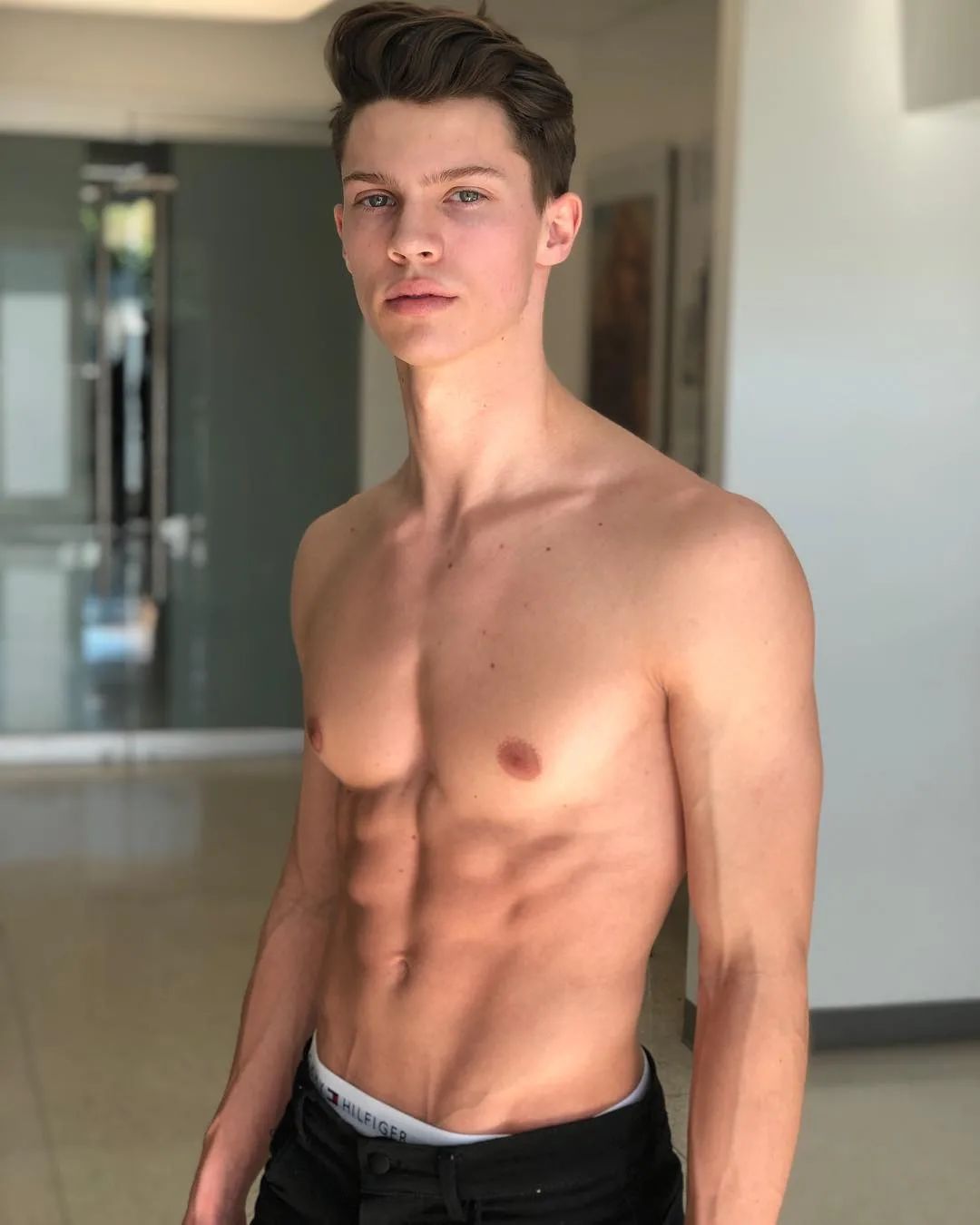 He adopted a cute little cat, who is handsome and caring - iNEWS