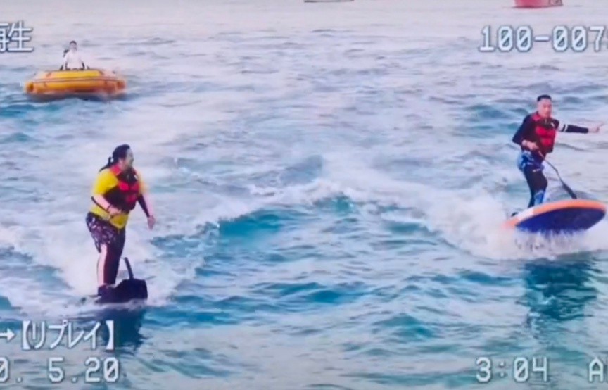 39-year-old Jia Ling rarely posted surfing videos!Wear tights with strong limbs, flexible ...