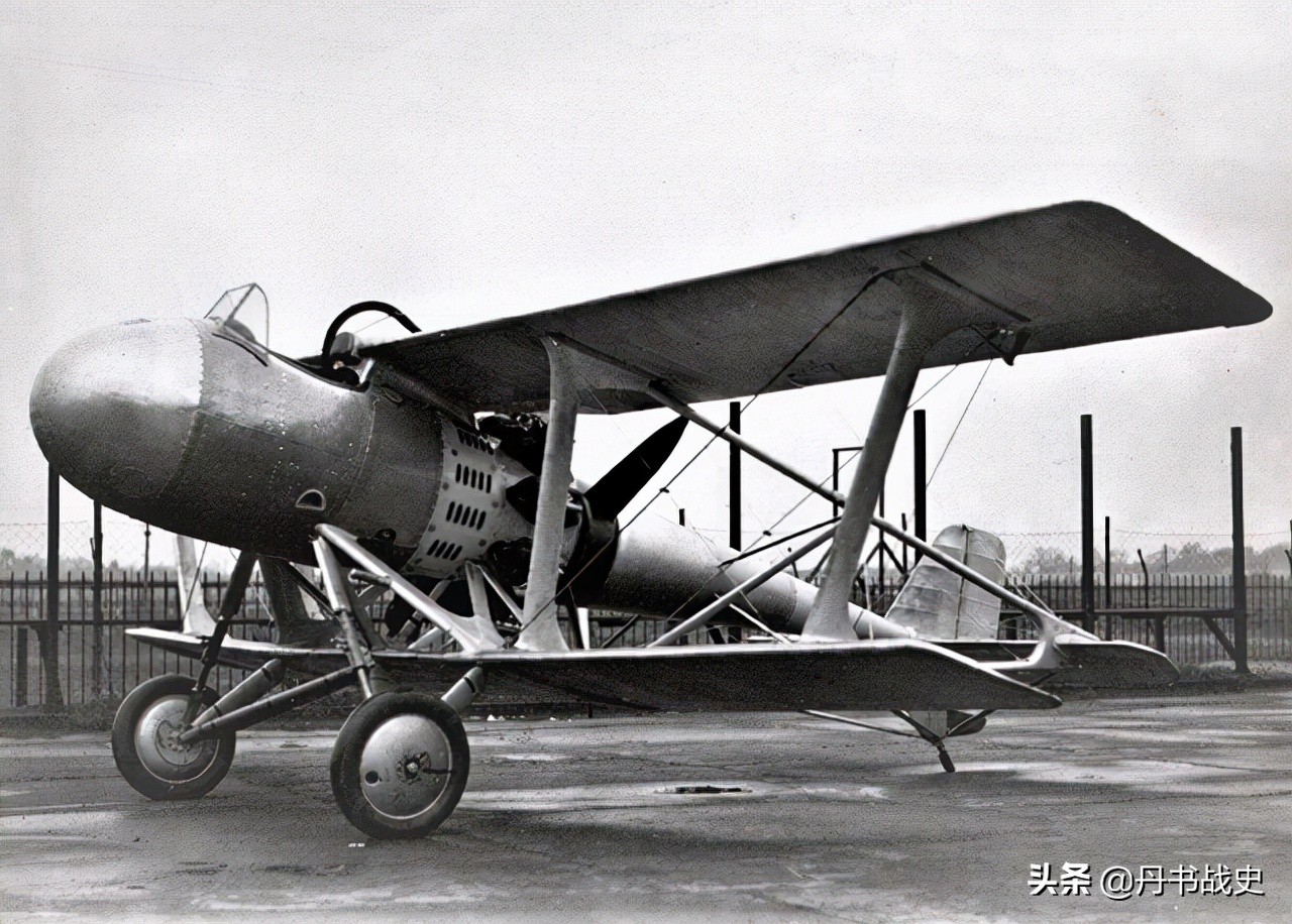 Specially digs the belly of the bomber, the British Vickers 161 ...