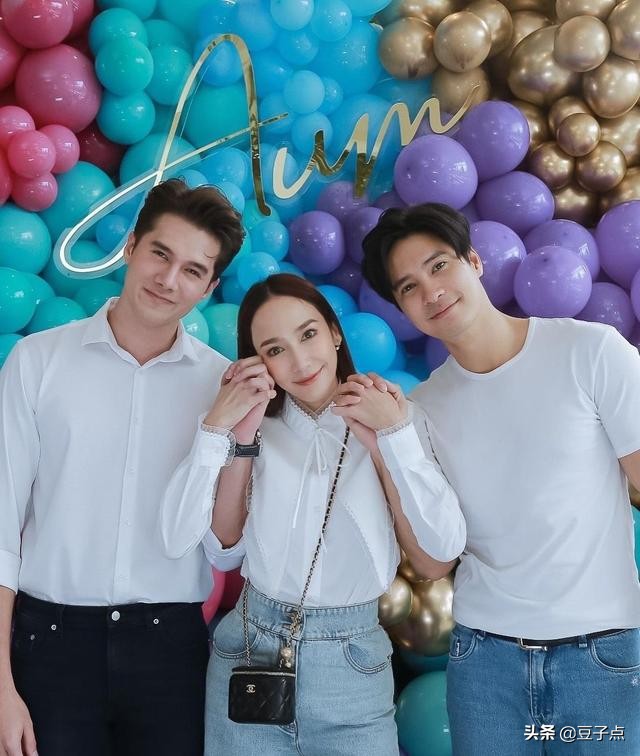 Thai star Aump has received two new dramas in a row, Mike and Tik, two handsome men as the male ...