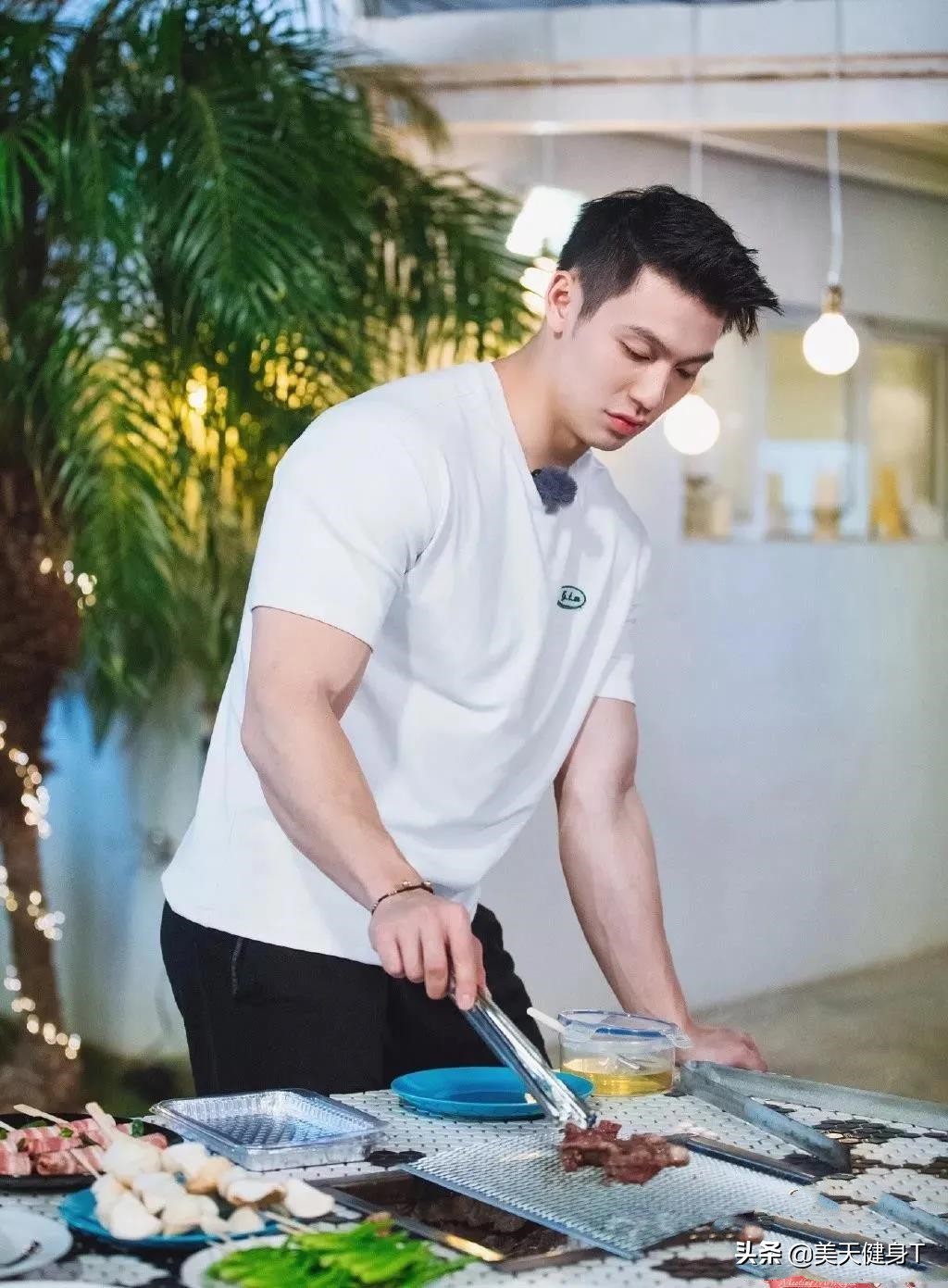 The 185cm Chinese muscular male model has a strong and angular figure ...