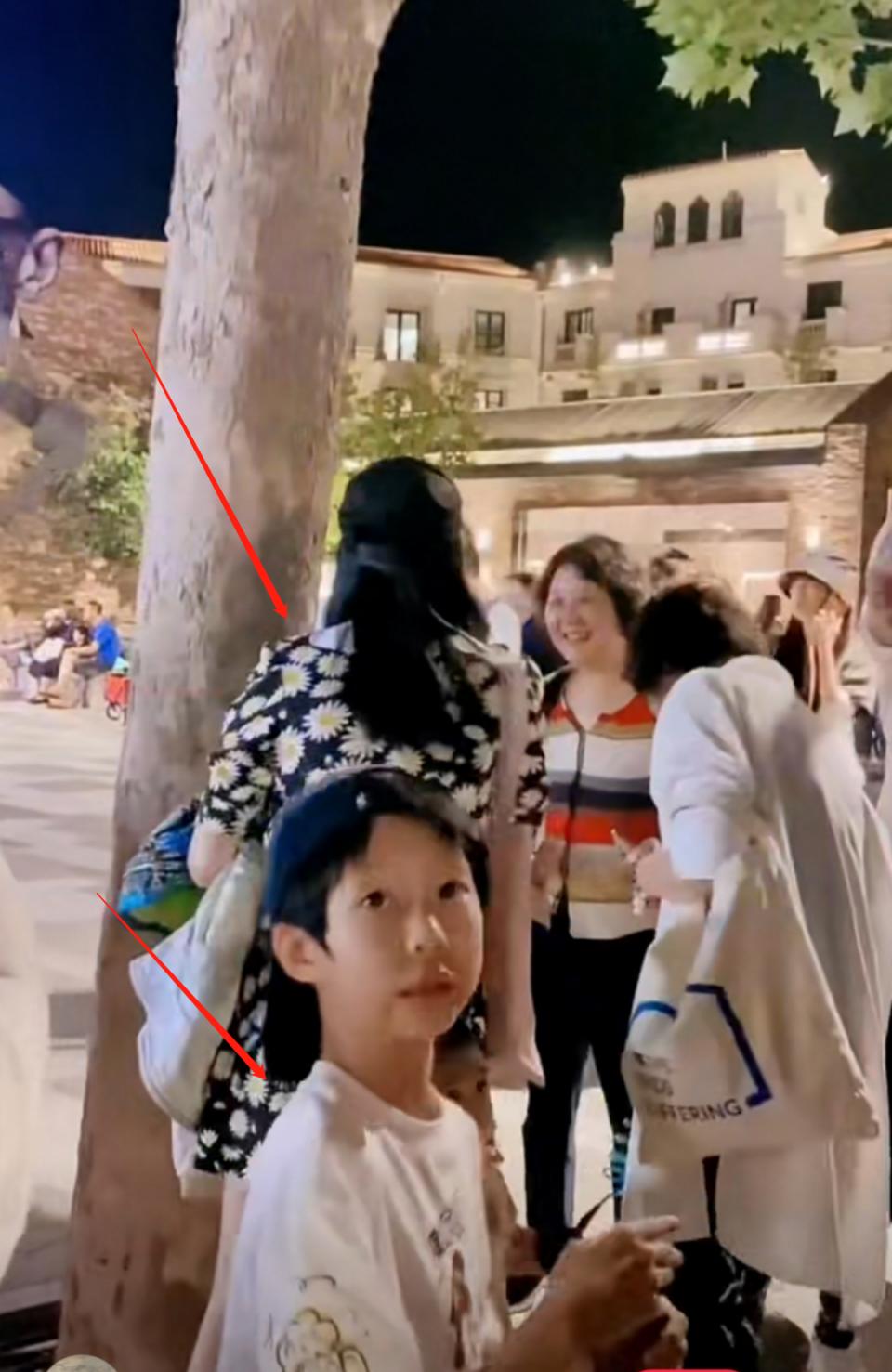 Yao Chen was hanging out with his son in the evening, and his son was ...