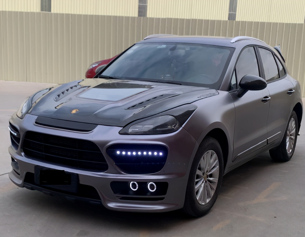 The guy spent 50,000 to buy a second-hand Zotye SR9, and another 30,000 to change the macan ...
