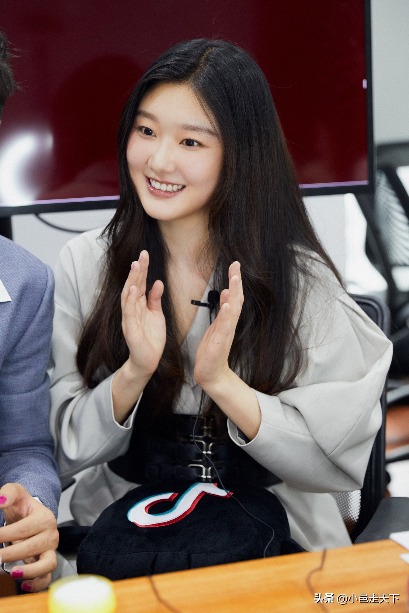 Yuan Yuxuan light gray suit skirt sexy photo - iNEWS