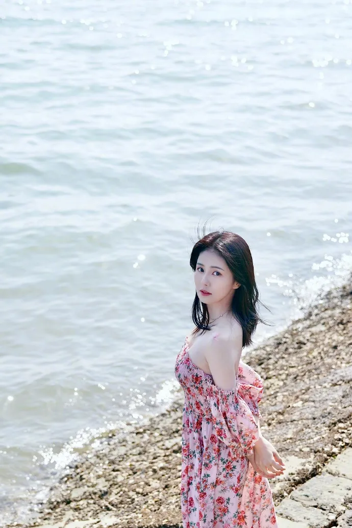 Actress Bai Lu wears a strapless floral dress and looks back on the ...