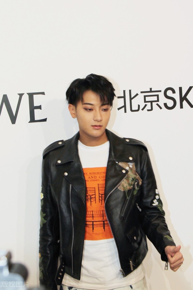 Huang Zitao went on a hot search overnight, he did not lose to Wang ...