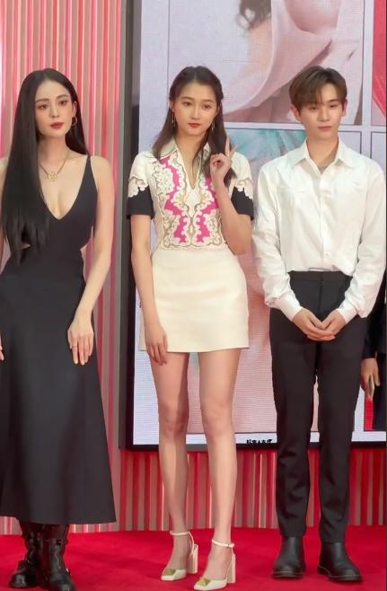 Guan Xiaotong and Gu Li Nazha are on the same stage, and the difference ...