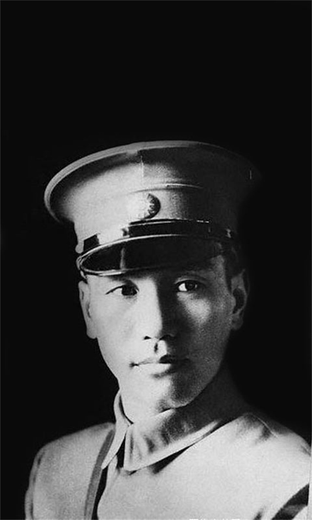 Sichuan warlord Wang Lingji: In order to grab a woman and slap Chiang ...