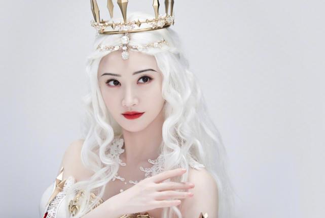 Jing Tian's cos white queen look, her white hair is super stunning, and ...