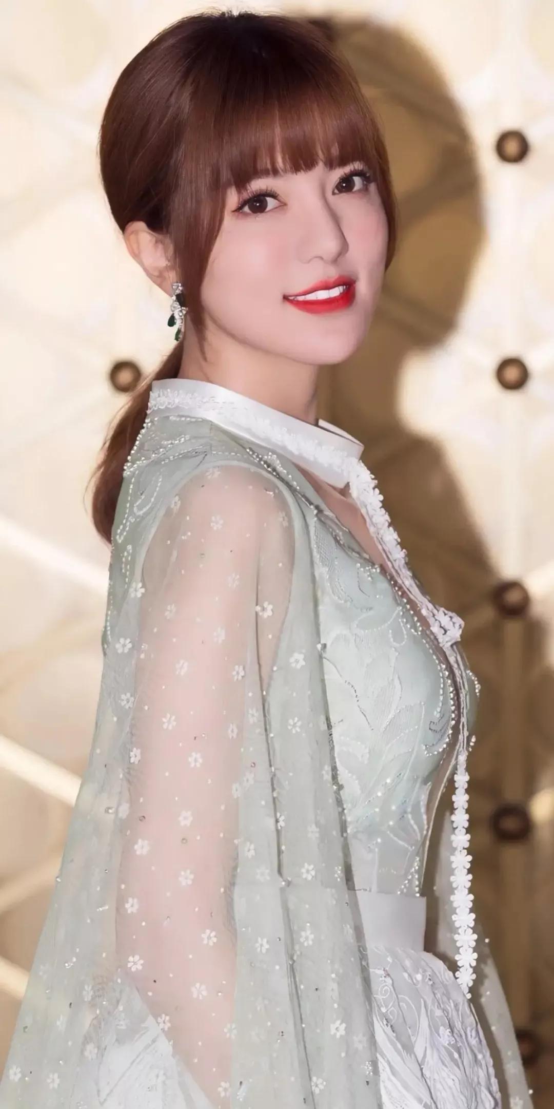 Chinese Tibetan singer, succeeded in entering the Asian market after ...