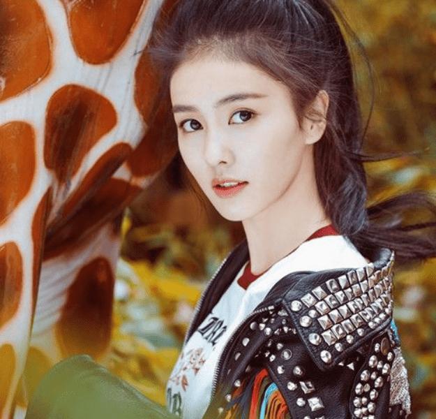 From model to hot flower, Bai Lu, who was born as an internet celebrity, why makes director Yu ...