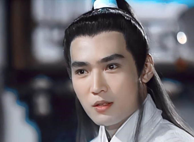 Jiao Enjun took a photo with a family of three. The two daughters are ...