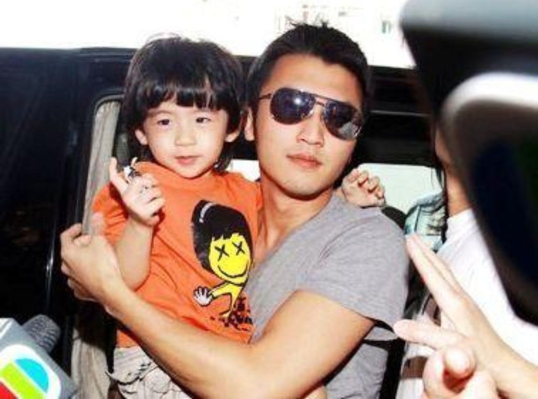 A recent photo of Cecilia Cheung's eldest son, his exploded skin is ...