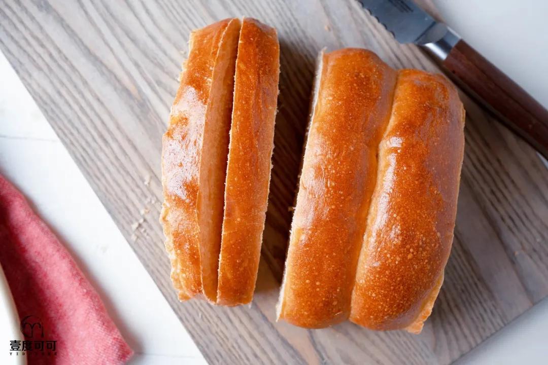 This homemade English hot dog bun is breathable and strong, with a ...