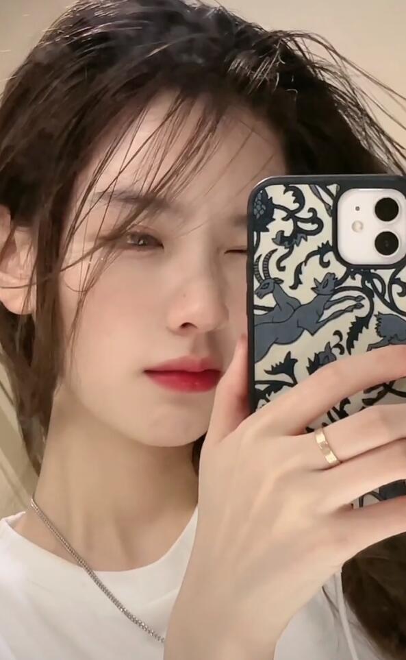 Sun Ning reopened the live broadcast for gold, actress Zhao Yingzi ...