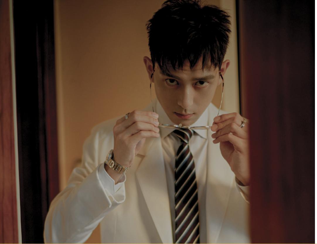 Early photos of Li Xian learning to drive, black vest and shorts ...