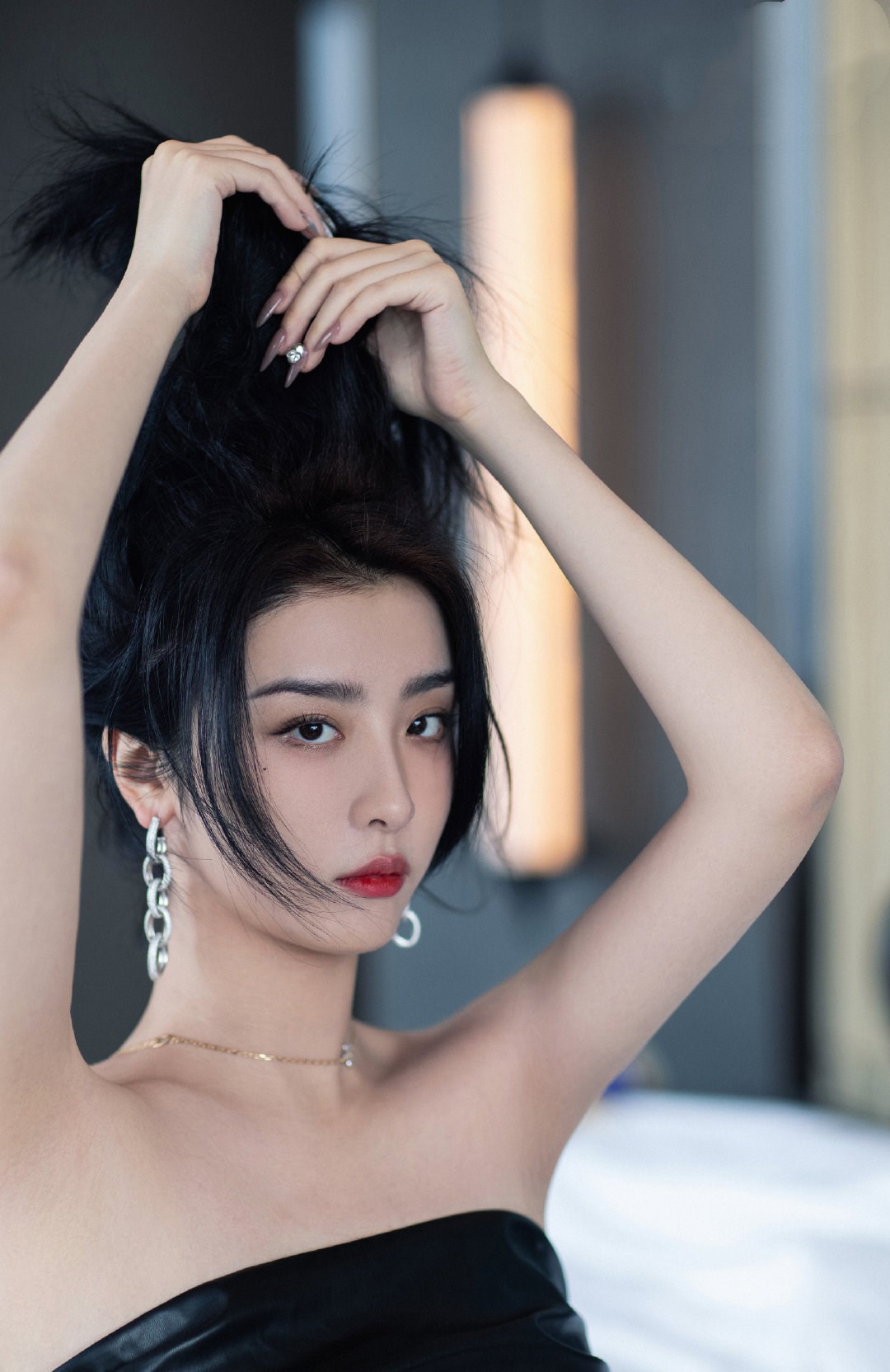 Zhao Xiaotang wore a black tight leather skirt, showing her enchanting ...