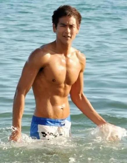 Peng Yuyan's fitness photos show perfect chest muscles - iNEWS