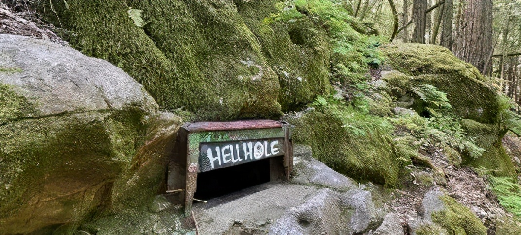 A mysterious map brings a large number of visitors to the Hell Cavern ...