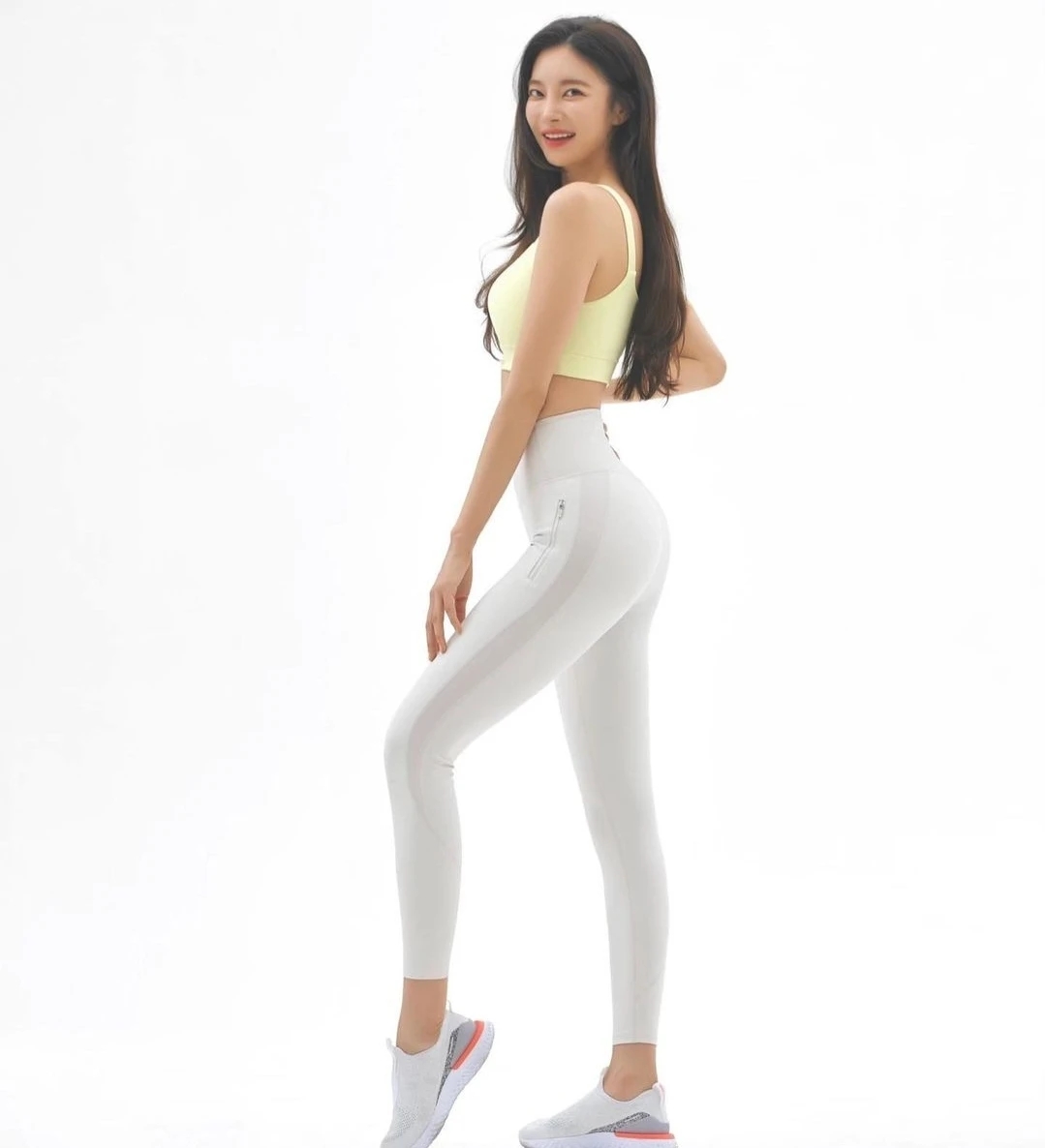 Kim Yunji's long legs and long legs are foul - iNEWS