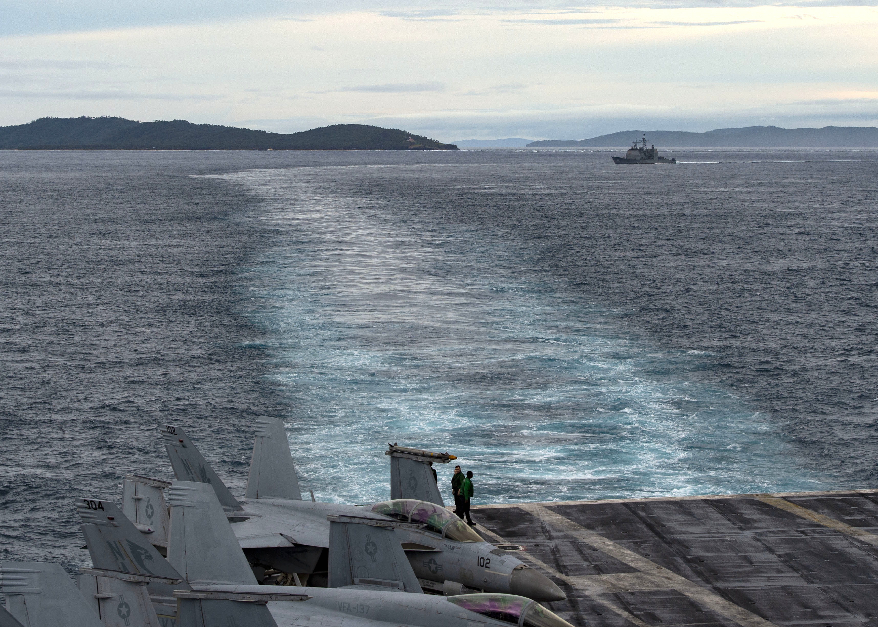 U.S. aircraft carrier escapes through the Philippine Strait: the ...