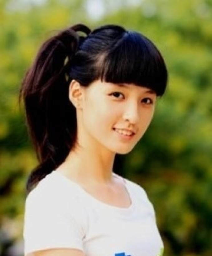 Jiao Enjun took a photo with a family of three. The two daughters are ...