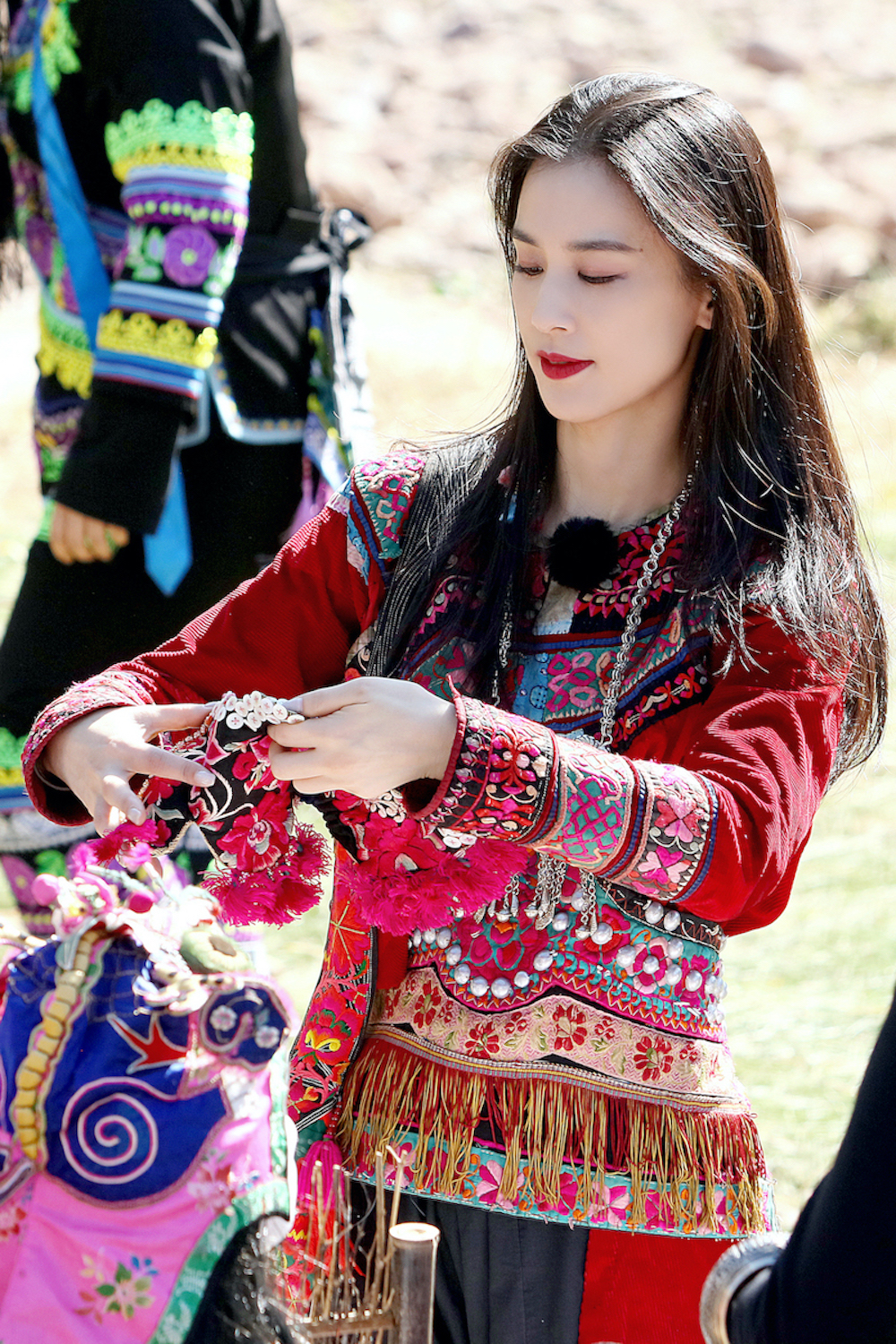 "Field of Hope" Huang Shengyi wears Yi embroidered dress and cockscomb ...