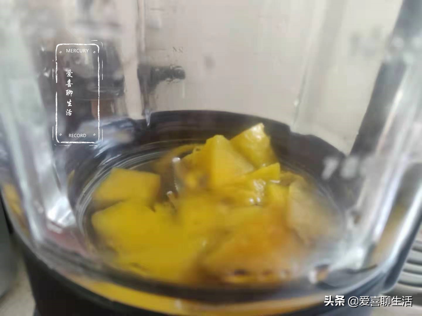 Mango is boiled like this, let cool and cut into pieces. It is sweet ...
