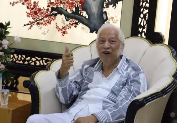 Xiong Delong: The Chinese with "foreign faces" raised the five-star red ...