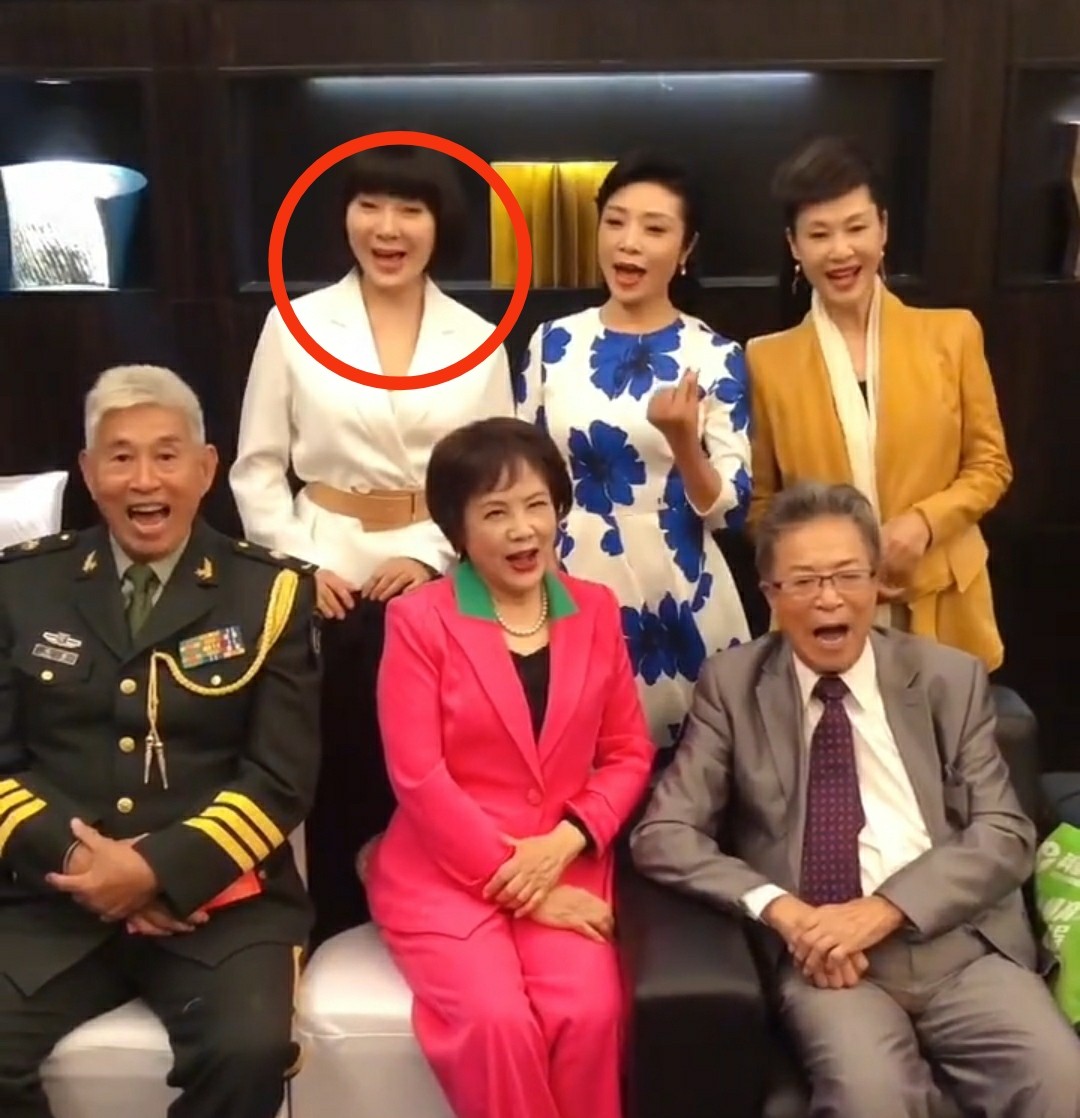 Old artists gathering, 75-year-old Cheng Zhi's face was thin and his ...