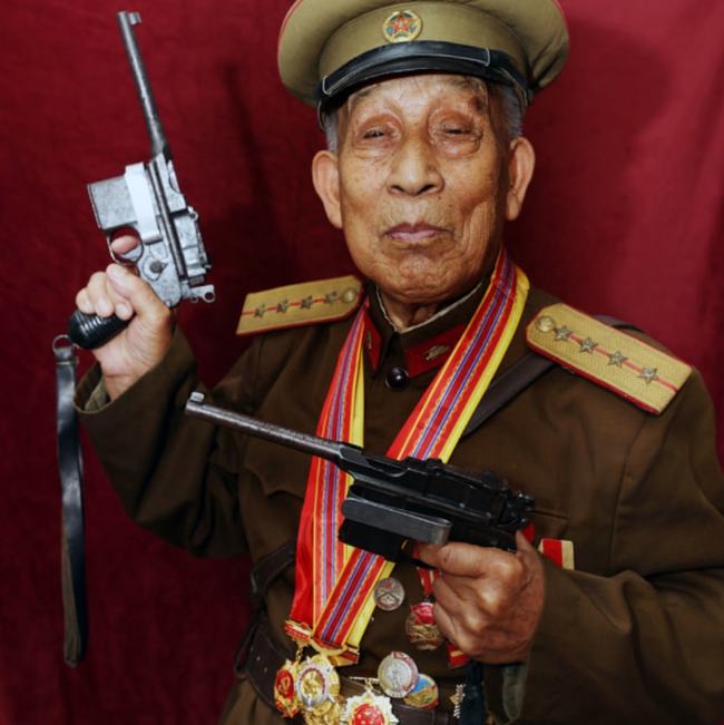 The old man was armed with two guns, but the relevant personnel came to ...