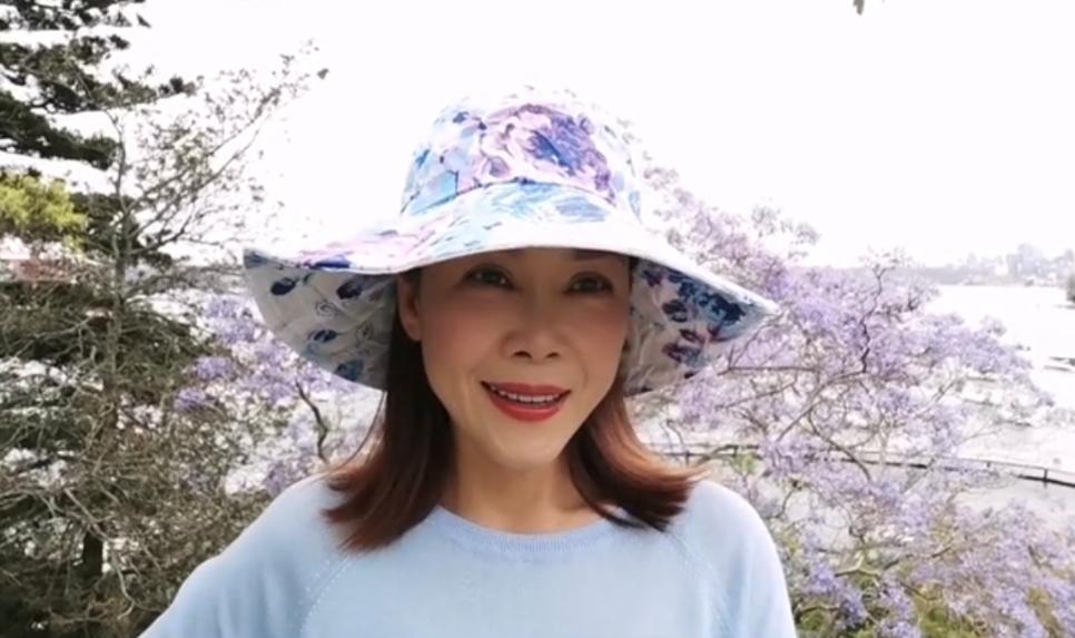 55-year-old Tian Zhen has a rare sun exposure, has a nice face and fair ...