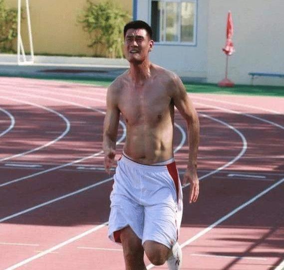 Yi Jianlian's abdominal muscles, Yao Ming's abdominal muscles, and Zhou ...