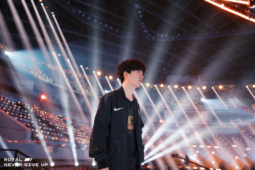 「Cryin被FNC教練女友打成1-9」，水晶哥：S11MV暗示LPL奪冠 - 資訊咖