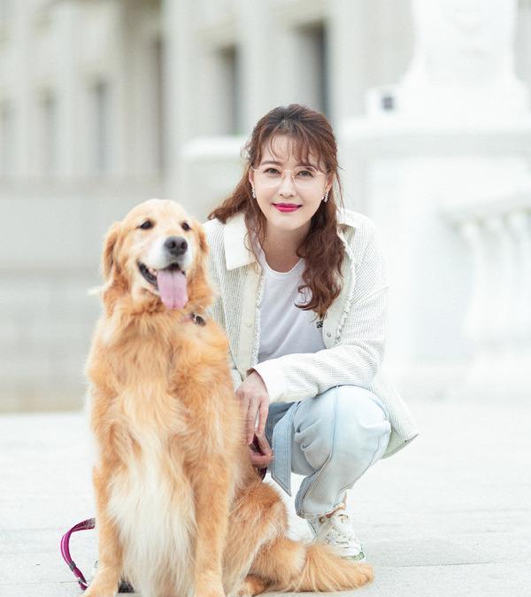 Filial girl!Joey Yung accompanies her mother to pray at the temple, and ...