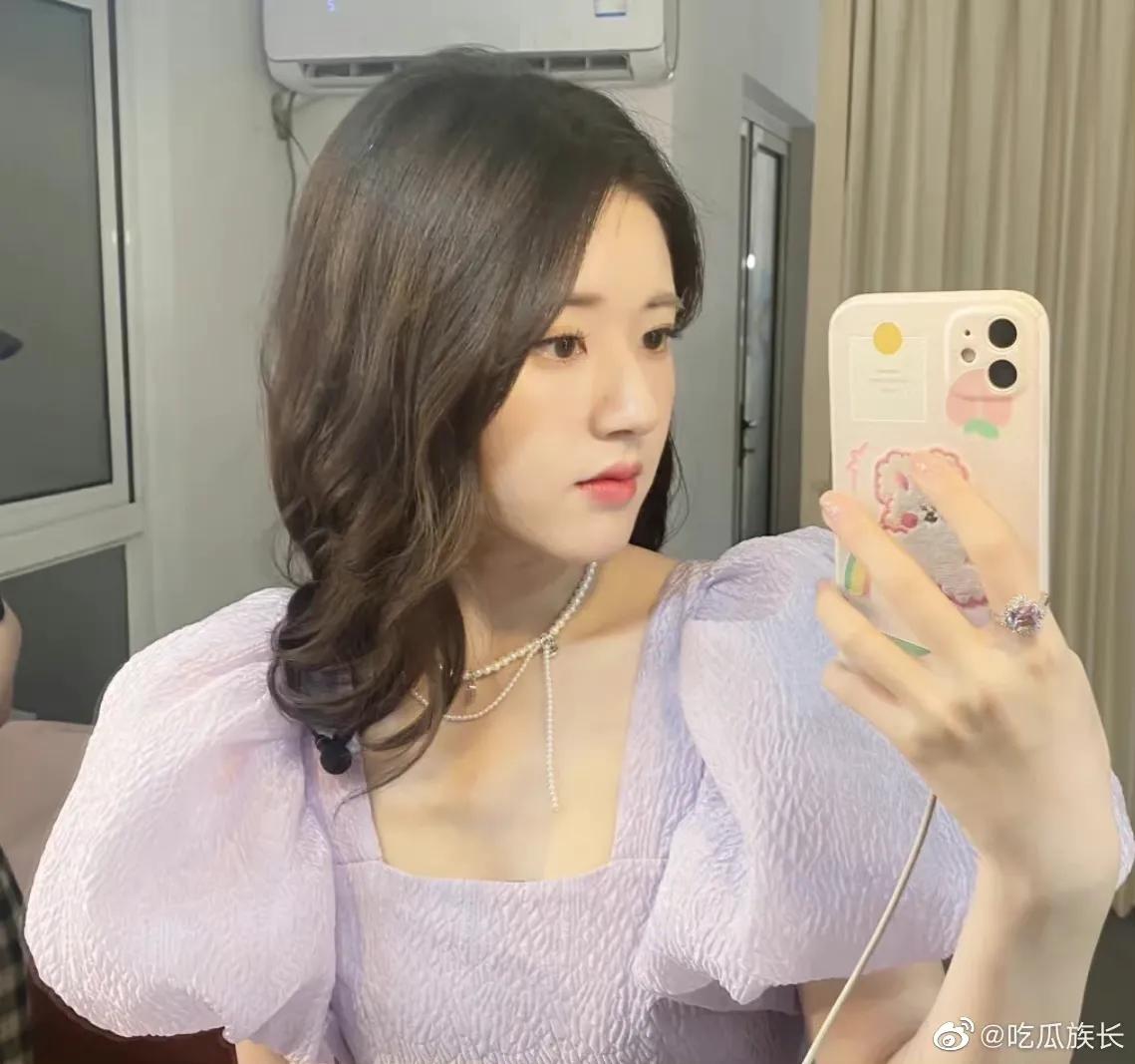 #How many phone cases does Zhao Lusi have# - iNEWS