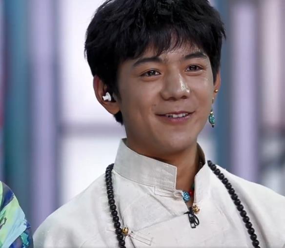 Ding Zhen's first variety show is on the same stage with 180 Wang Yibo ...