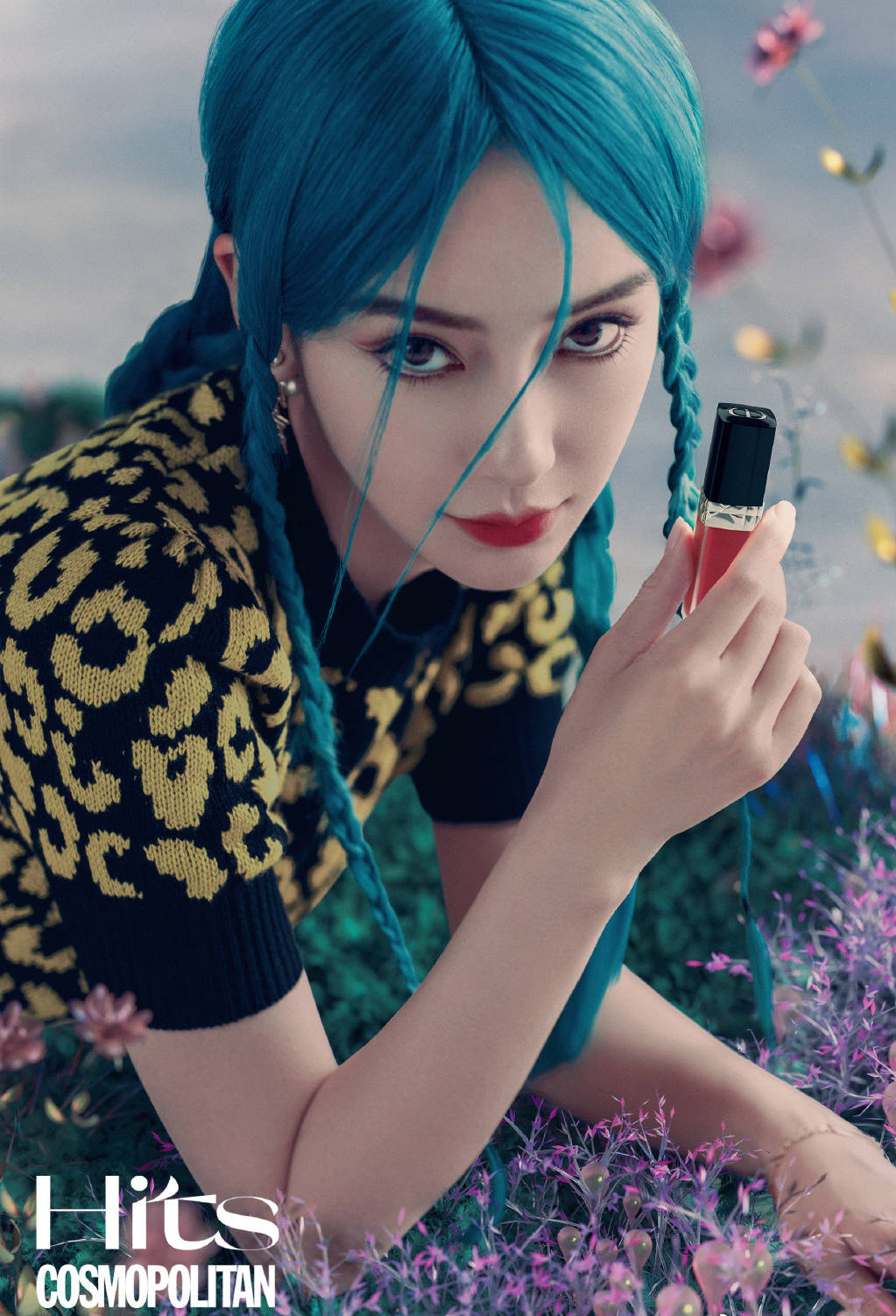 Angelababy's latest cover exposure, blue-haired mermaid, beautiful ...
