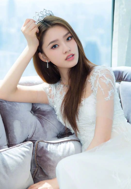 Celebrity Legs Picture-Lin Yun - iNEWS