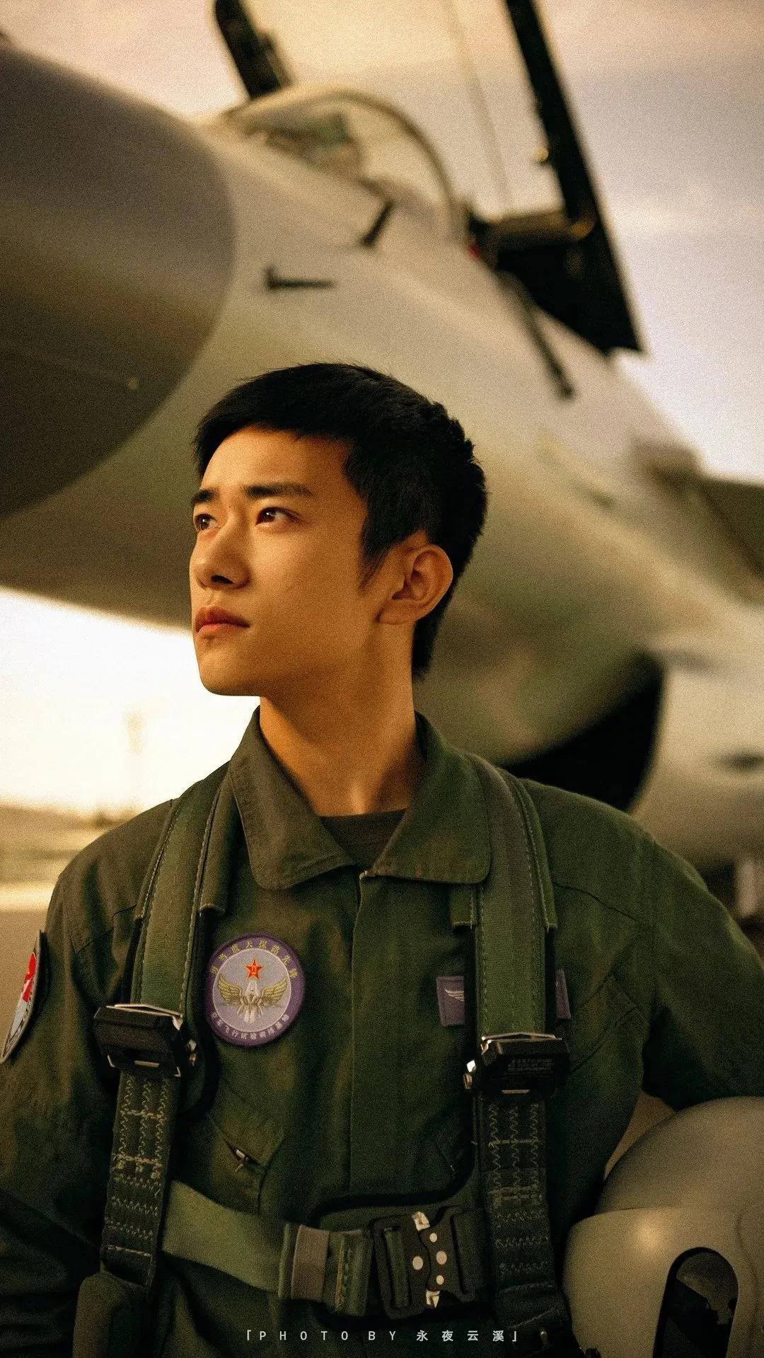 Yi Yang Qianxi's military uniform picture is too handsome - iNEWS