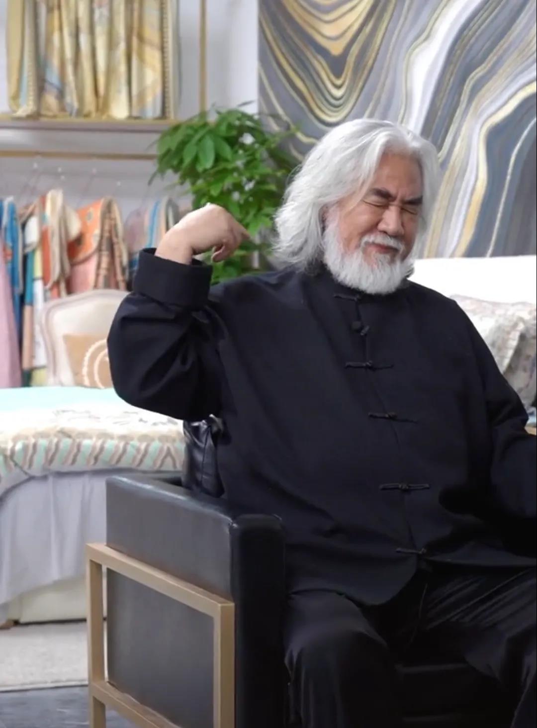 Du Xinglin gave Zhang Jizhong a back massage: Grandpa's body is ...