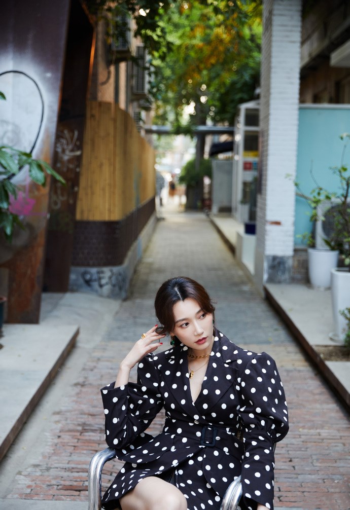 Li Siyu silhouette polka dot dress is elegant and atmospheric, showing ...